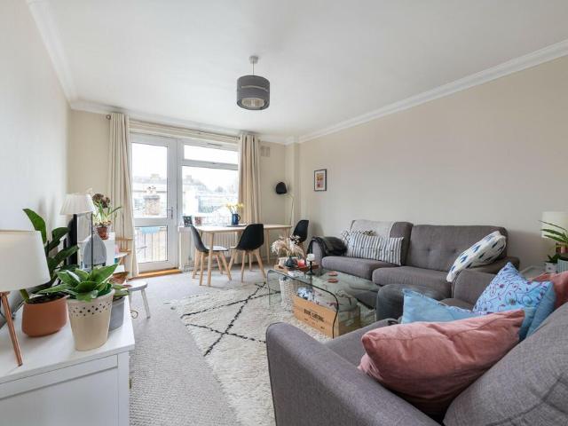 Morgan Court, Battersea High Street. 2 bed flat to rent £2,450 pcm £565 pw