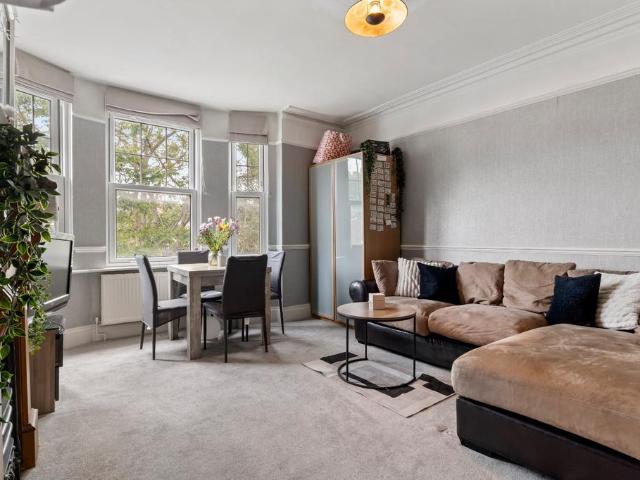 Morgan Mansions, Morgan Road. 3 bed flat to rent £4,008 pcm £925 pw
