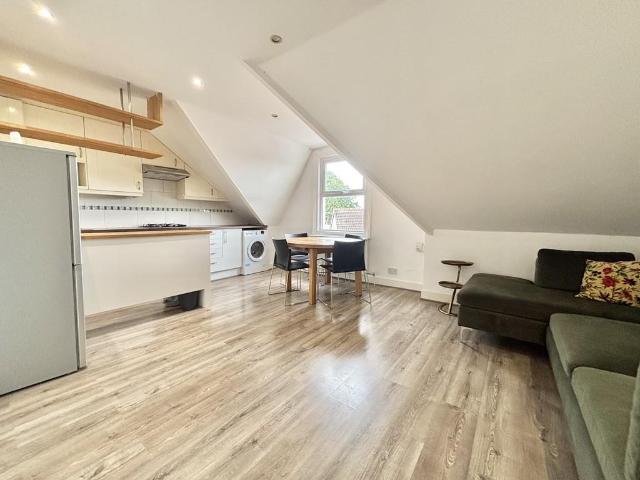 Morland Avenue, Croydon 2 bed apartment to rent £1,700 pcm £392 pw