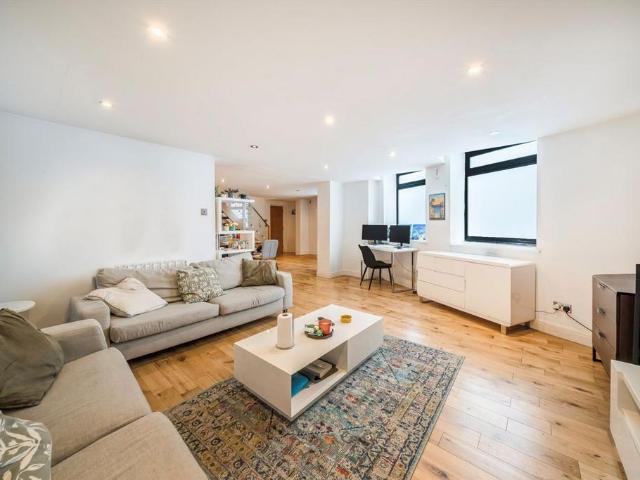 Morning Lane, London E9 3 bed flat to rent £3,950 pcm £912 pw