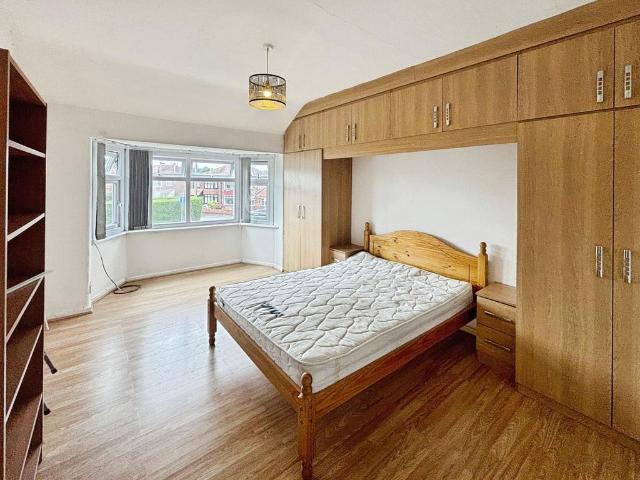 Morningside Drive, Didsbury, M20 4 bed semi detached house to rent £2,050 pcm £473 pw