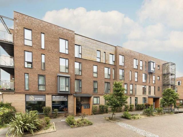 Mornington Close, London NW9 2 bed flat to rent £1,850 pcm £427 pw