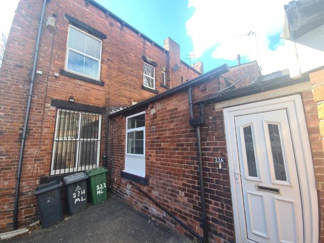 Morris Lane, Leeds 2 bed flat to rent £1,049 pcm £242 pw