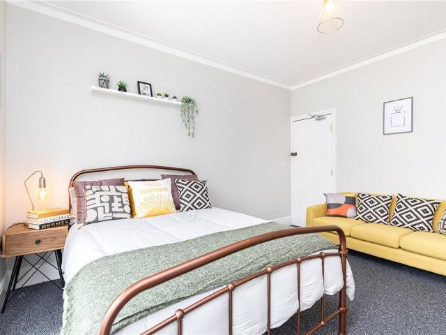 Morris Road, Hampshire SO15 Studio to rent £1,050 pcm £242 pw