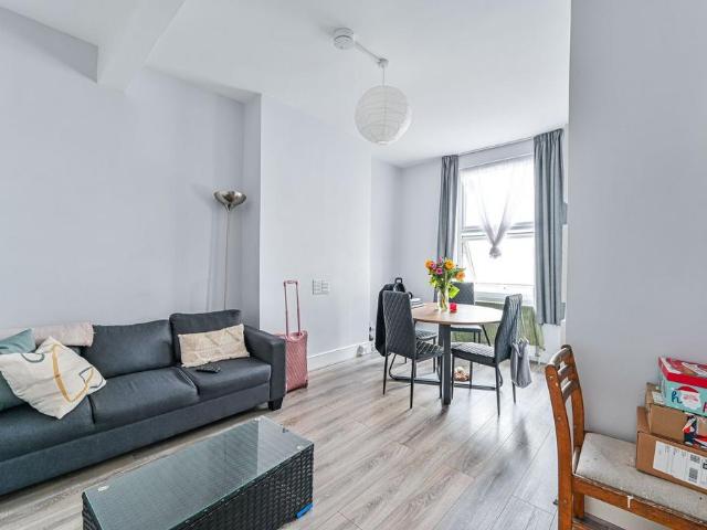 Morrish Road, Brixton Hill, London, SW2 3 bed flat to rent £3,300 pcm £762 pw