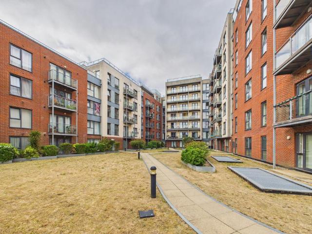 Mosaic House, Hemel Hempstead, HP2 3 bed penthouse to rent £1,850 pcm £427 pw