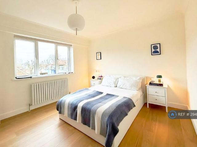Moscow Road, London, W2 1 bed flat to rent £4,000 pcm £923 pw