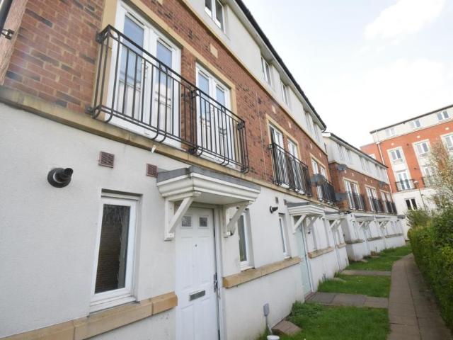 Mosquito Way, Hatfield AL10 4 bed house to rent £2,550 pcm £588 pw
