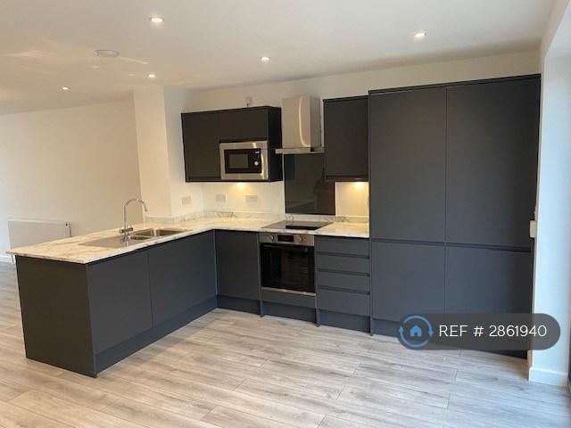 Moss Lane East, Manchester, M14 4 bed terraced house to rent £2,100 pcm £485 pw