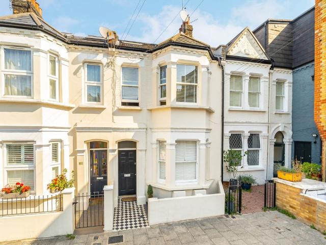 Mossbury Road, Wandsworth SW11, 3 bed flat to rent, £3,500 pcm | PrimeLocation