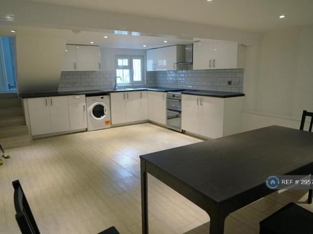 Mossford Street London, London, E3 6 bed terraced house to rent £6,200 pcm £1,431 pw
