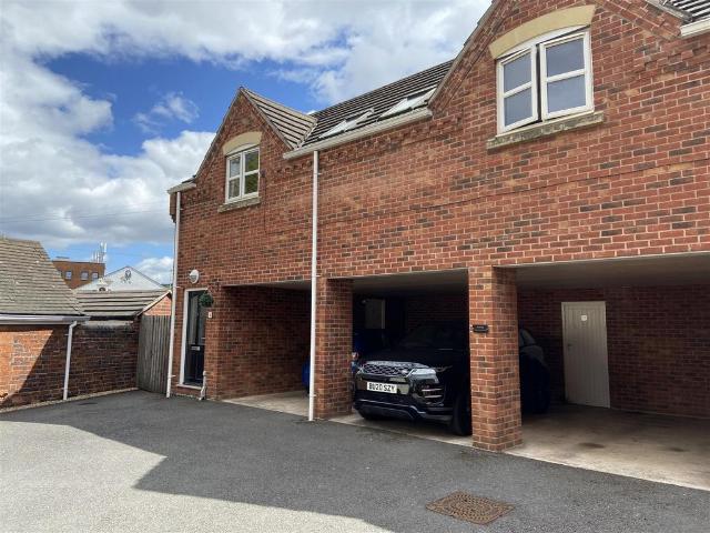 Mossvale Close, Old Hill, Cradley Heath 2 bed maisonette to rent £850 pcm £196 pw