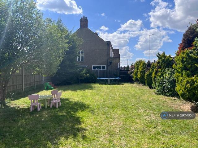 Mossville Gardens, Morden, SM4 5 bed semi detached house to rent £3,500 pcm £808 pw