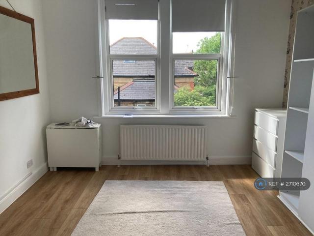 Mount Adon Park, London, SE22 Studio to rent £1,450 pcm £335 pw