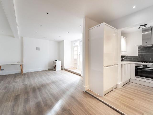 Mount Avenue, Ealing Broadway, London W5, 2 bed flat to rent, £3,000 pcm | PrimeLocation