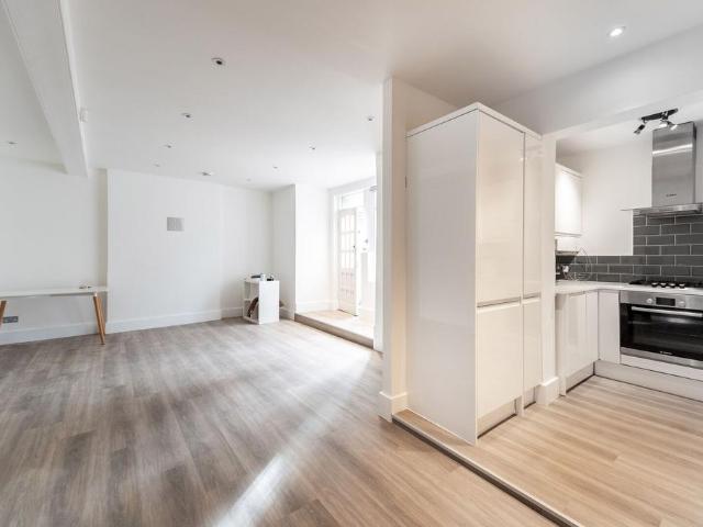 Mount Avenue, Ealing Broadway. 2 bed flat to rent £3,000 pcm £692 pw