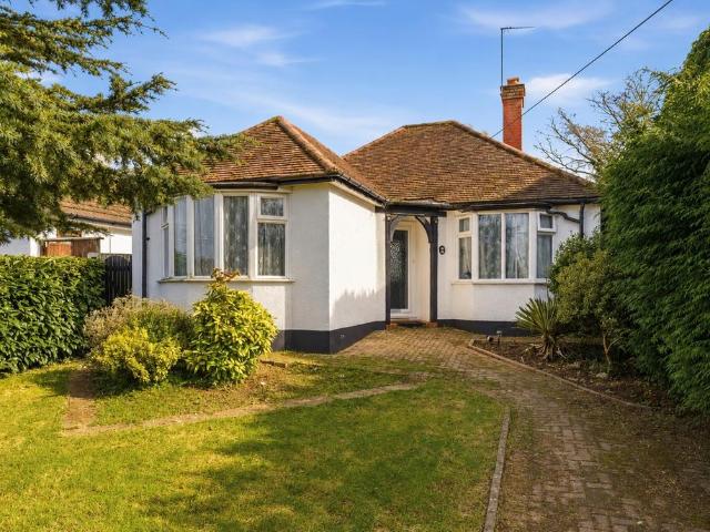 Mount Drive, St. Albans AL2 2 bed bungalow to rent £2,250 pcm £519 pw
