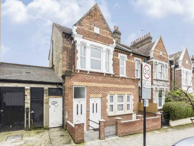 Mount Ephraim Road, London SW16 3 bed flat to rent £2,500 pcm £577 pw
