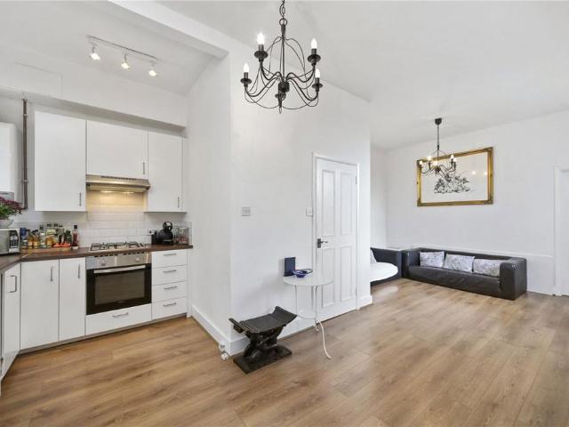 Mount Ephraim Road, London SW16 2 bed flat to rent £2,000 pcm £462 pw