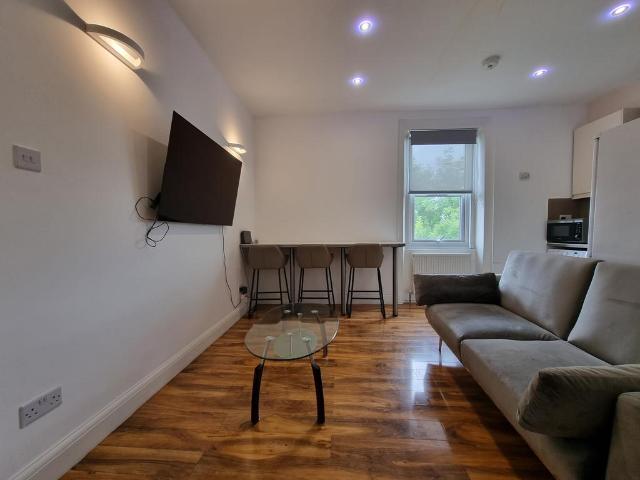 Mount Ephraim Road, London 2 bed flat to rent £1,900 pcm £438 pw