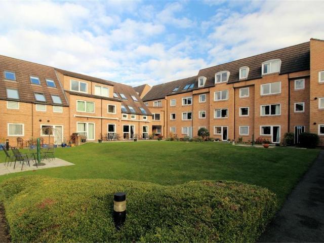 Mount Hermon Road, Woking, Surrey, GU22 1 bed apartment to rent £1,000 pcm £231 pw