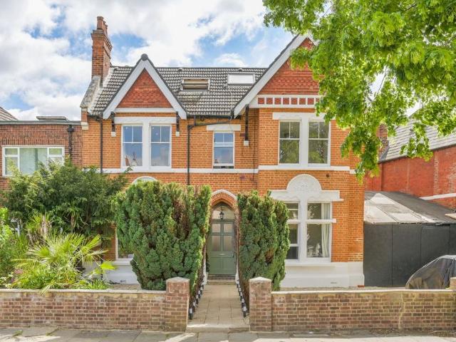 Mount Pak Crescent, W5, Ealing. Studio to rent £1,425 pcm £329 pw