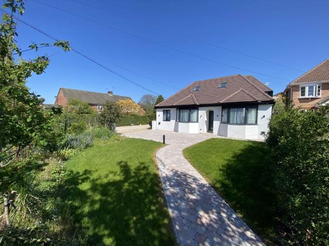 Mount Pleasant Lane, Bricket Wood 4 bed chalet to rent £3,500 pcm £808 pw