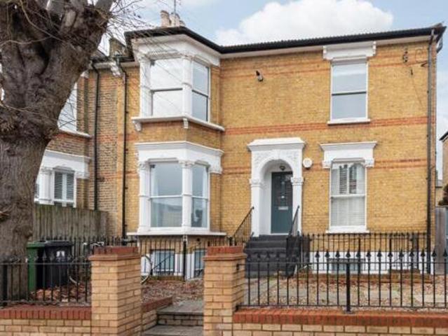 Mount Pleasant Lane, London, 2 Bedroom Flat