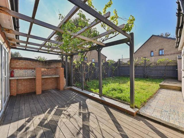 Mount Road, Merton, Mitcham, CR4 4 bed terraced house to rent £3,350 pcm £773 pw
