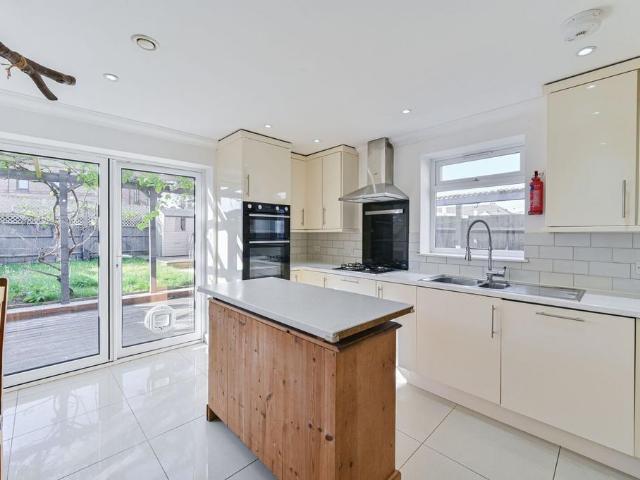 Mount Road, Merton, Mitcham, CR4 4 bed terraced house to rent £3,350 pcm £773 pw