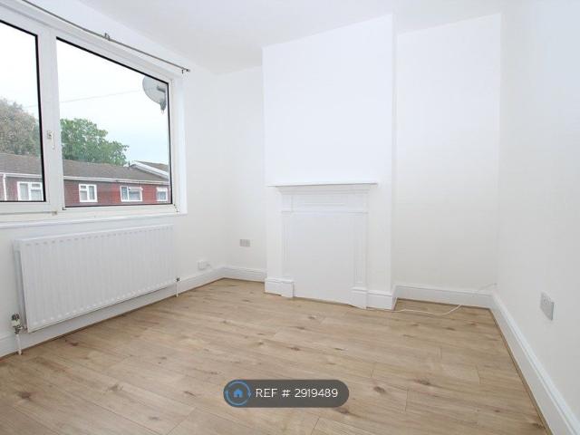 Mount Road, Chatham ME4, 2 bed terraced house to rent, £1,300 pcm | PrimeLocation