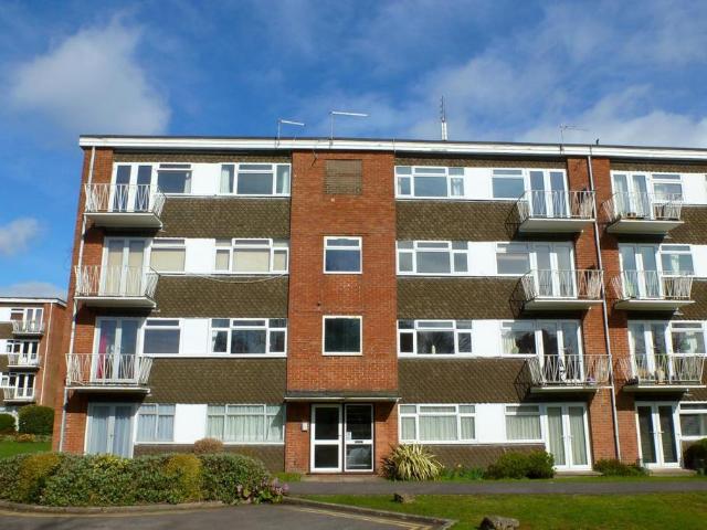 Mount Road, Poole, BH14 2 bed flat to rent £1,195 pcm £276 pw