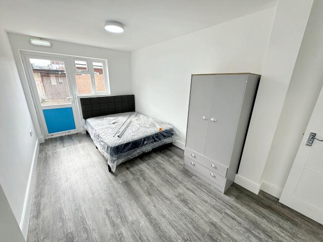 Mount Road, UB3 Century 21 United Kingdom