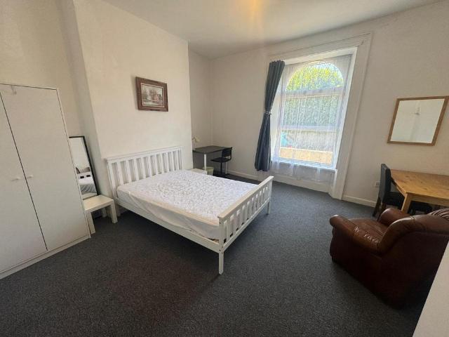 Mount Street, Plymouth PL4 2 bed flat to rent £1,378 pcm £318 pw
