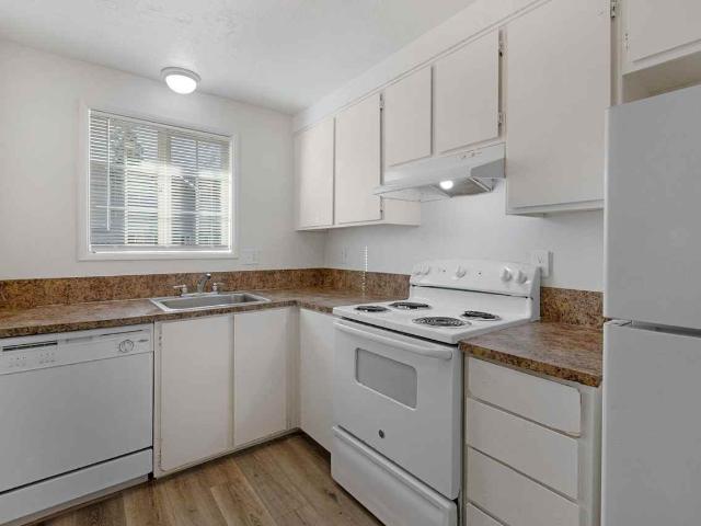 Mountain View 2 Bedroom Apartment for Rent at 171 S 41st St, Springfield, OR 97478