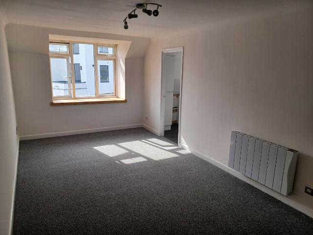 Mountbatten Court, Aldershot GU11, 2 bed flat to rent, £1,300 pcm | PrimeLocation
