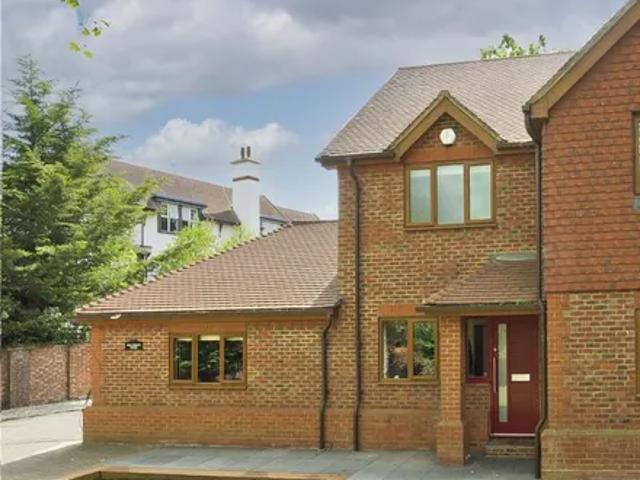 Mountcombe Close, Upper Brighton Road, London, KT6 6JX, United Kingdom | 4 bed house for rent #168125650 | Rentberry