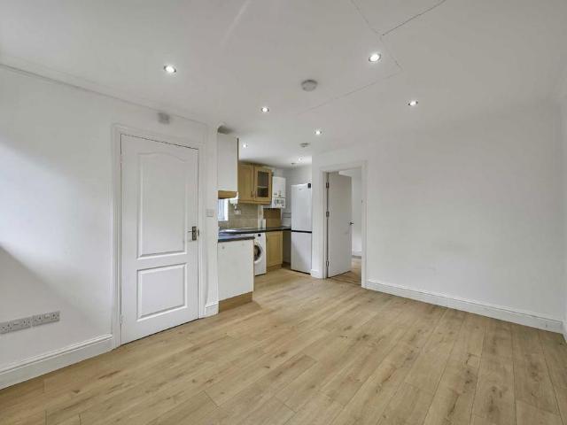 Mountfield Road, London N3 1 bed flat to rent £1,599 pcm £369 pw