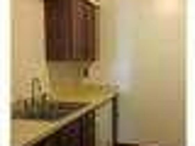 Move in condition, 1 bedroom 1 bath. Pet OK!