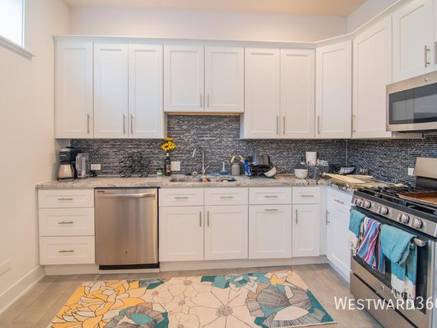 MOVE IN JULY 1 2bd/1.5 BTH Duplex Up in Hot Wicker Park Location