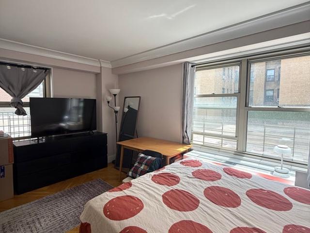 Move in June 1st, UWS Roommate wanted