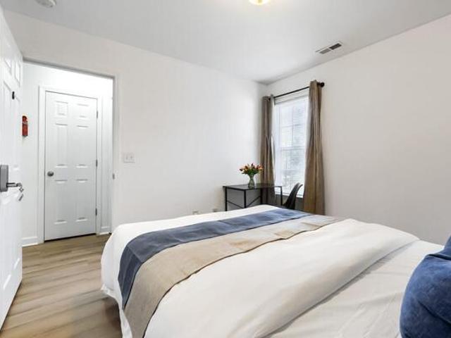 Move In Ready Clean Renovated Rooms | Bus Stop, Parking, Easy Highway Access, Grocery Stores