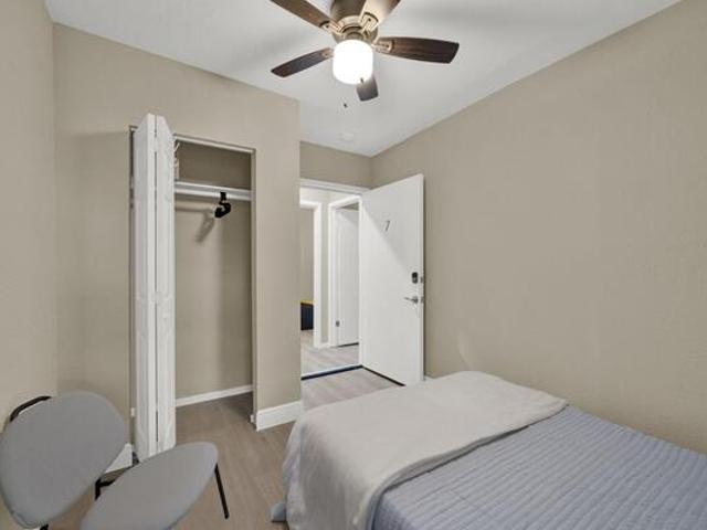 MOVE IN READY ROOMS PRIVATE BATH OPTION NEAR AIRPORT WIFI & PARKING