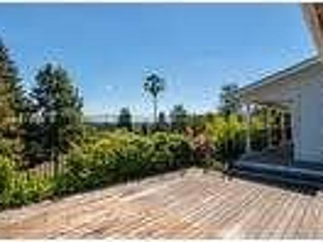 Move in ready, secluded home in Los Altos Hills