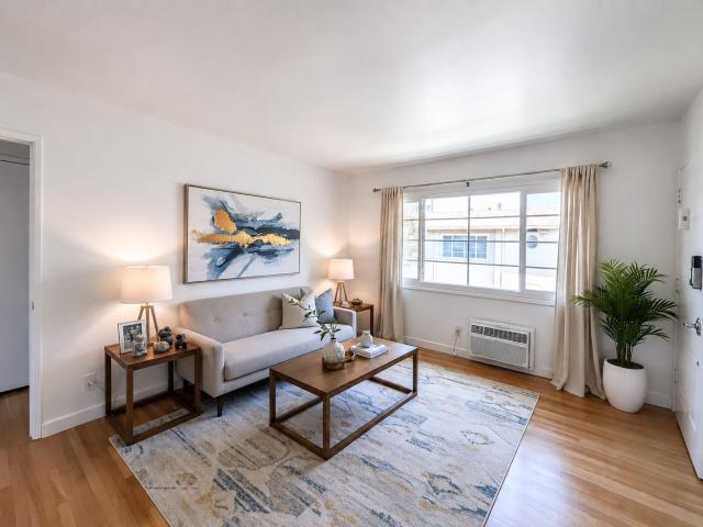 Move In Ready Upstairs 1 Bed Unit in 1553 1555 Riverside Dr. Glendale, CA 91201