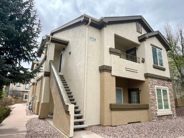 Move‑In Ready 2‑Bed Condo in Gated Community with Pool & Clubhouse