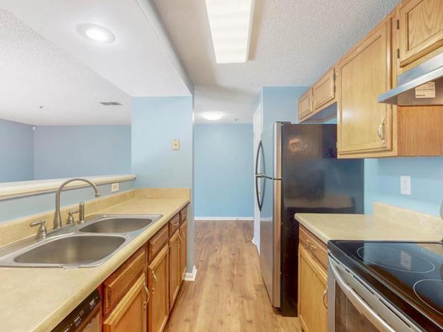 Move in ready 3 bedroom condo with rooms available! Located in the University area is a ground level 3 bedrooms, 2 bath condo.