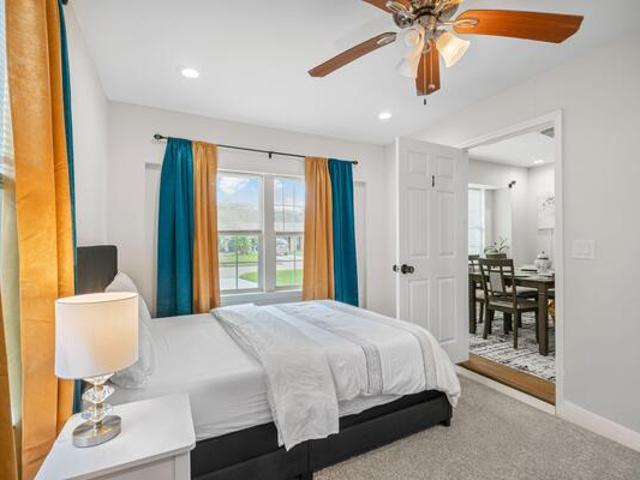 Move In Ready 4BR Home in South Acres | Fully Equipped Kitchen, Near Groceries & Transit | Book Today!