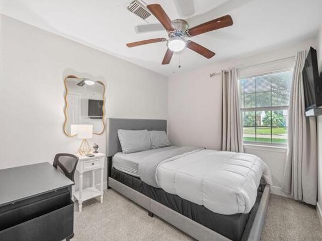 Move In Ready 4BR Home in South Acres | Fully Equipped Kitchen, Near Groceries & Transit | Book Today!