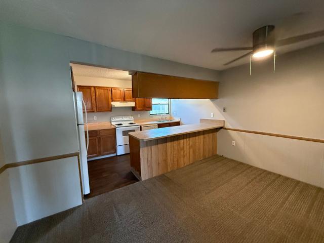 MOVE IN SPECIAL * 1/2 OFF 2ND MONTH'S RENT! Spacious 876 SF Unit 2 bd / 1 ba near UF Brandywine Condos